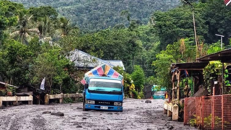 Mudflow renders road in La Castellana, Negros Occidental impassable | GMA News Online