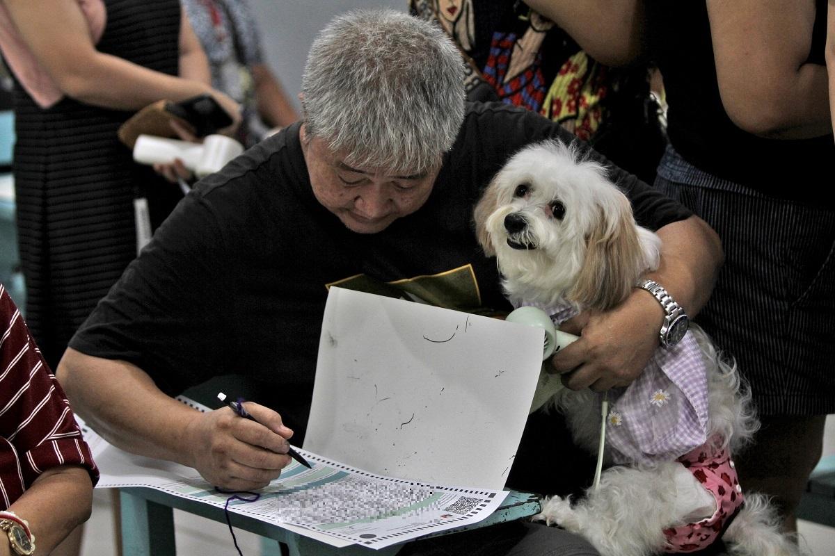 Voting with Bailey on election day | Photos | GMA News Online