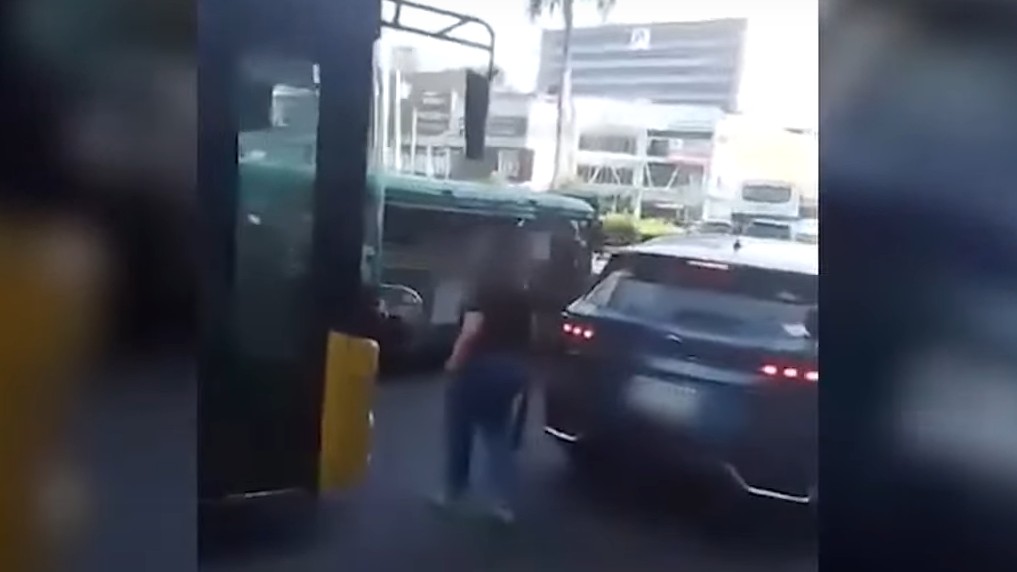 Woman smashes bus door with baseball bat in Pasay road rage incident ...
