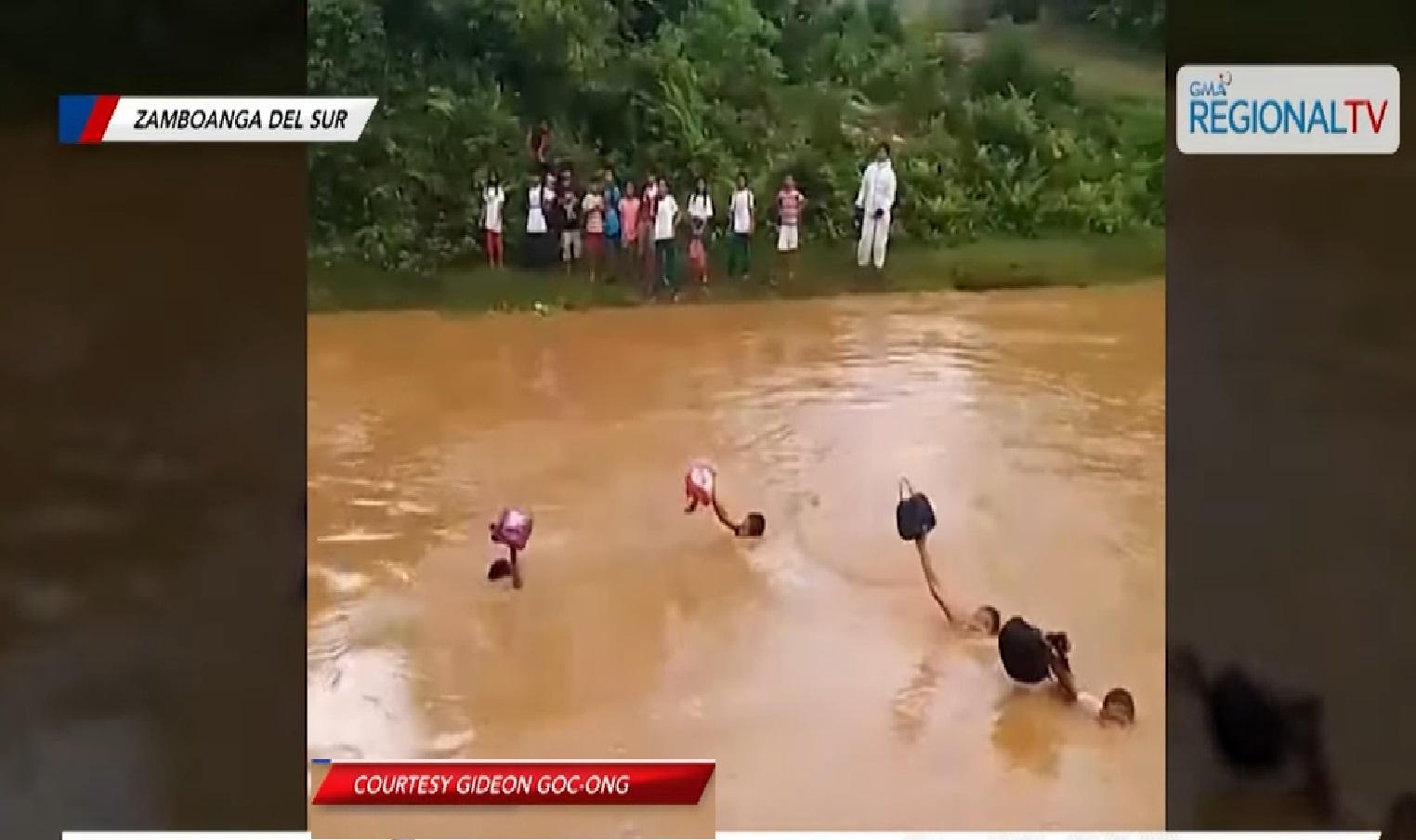 Ilang estudyante, lumusong sa ilog habang nakataas ang 1 kamay para ‘di ...