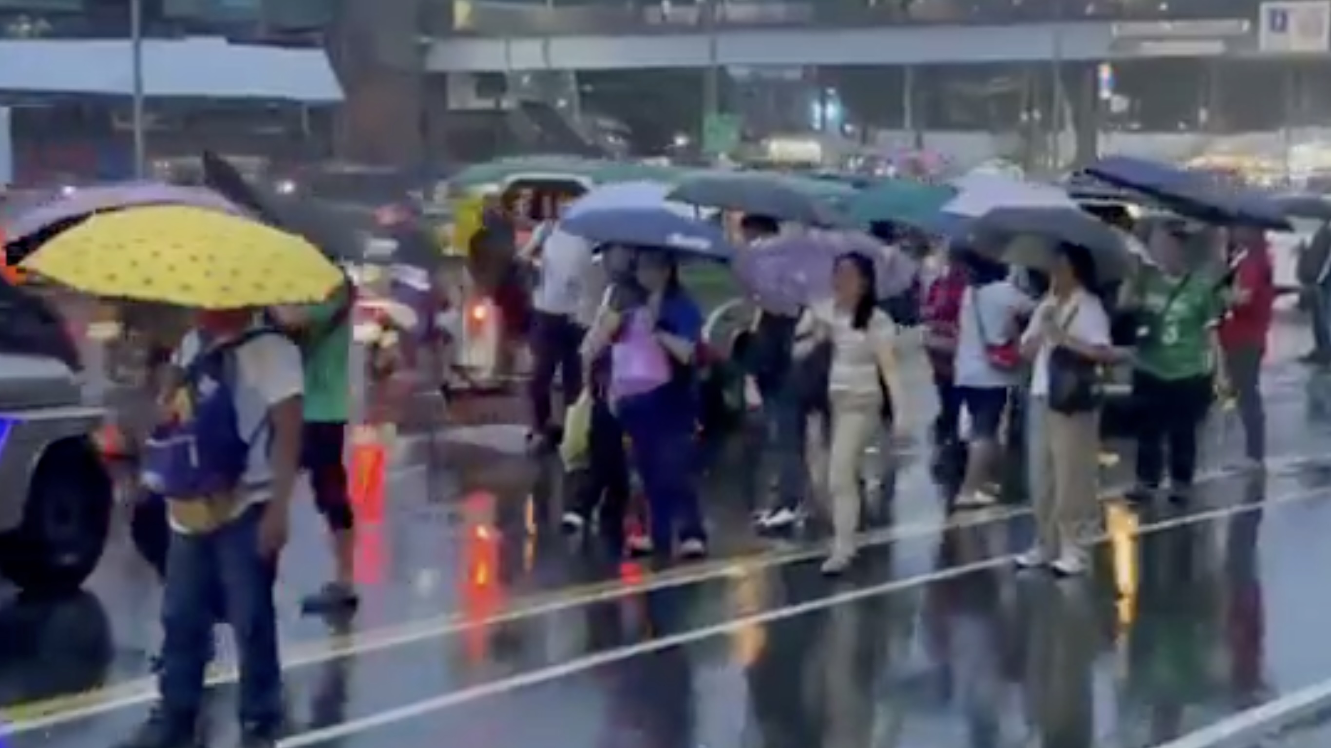 Commuters stranded amid heavy rains in Metro Manila | GMA News Online