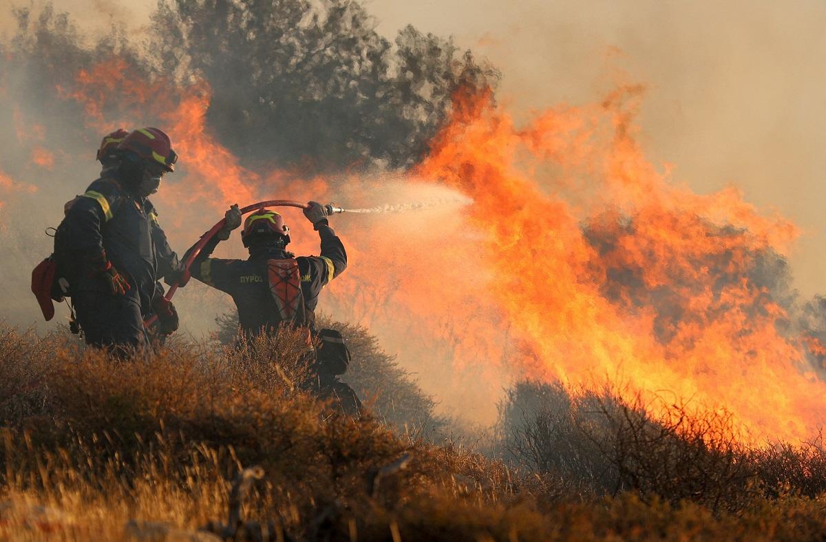 Firefighters battle wildfires in Greece amid Europe heatwave | Photos ...