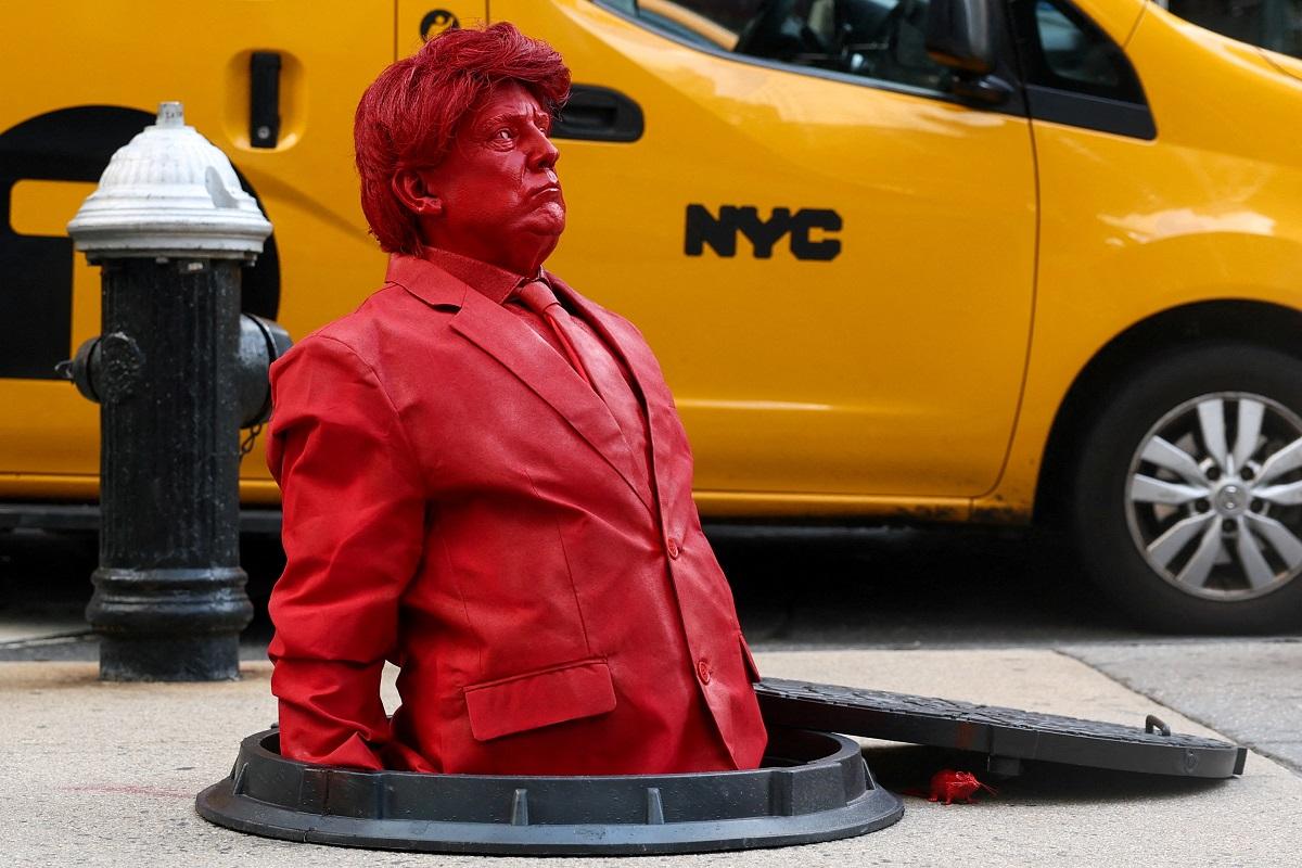 Trump sculpture with rat in New York City | Photos | GMA News Online
