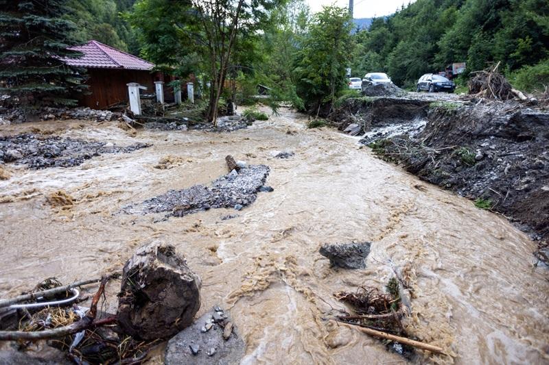 Floods hit the town of Brosteni, Romania | Photos | GMA News Online