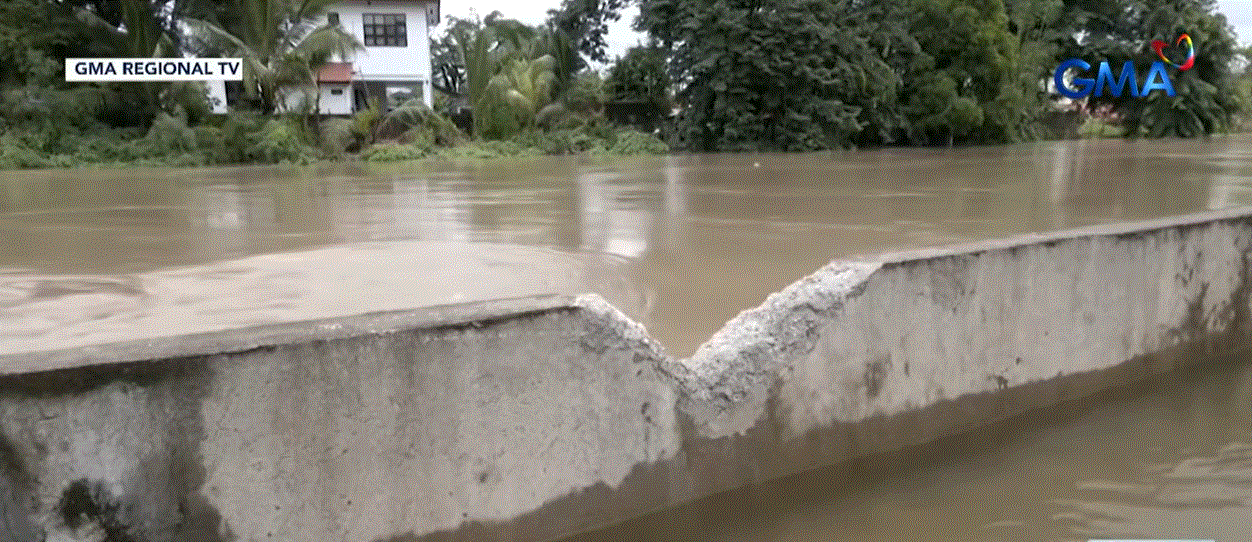 Residents break dike wall in flooded Calasiao, Pangasinan | GMA News Online