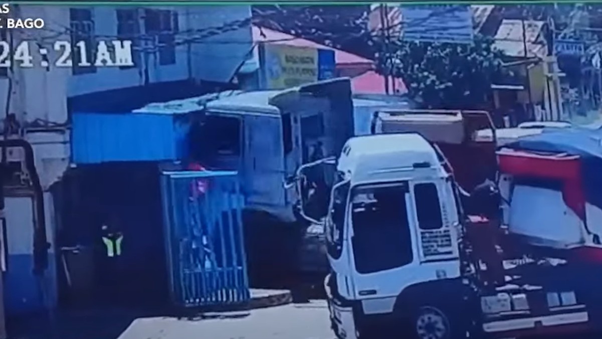 Woman dies after truck crashes into store in Ibaan, Batangas | GMA News ...