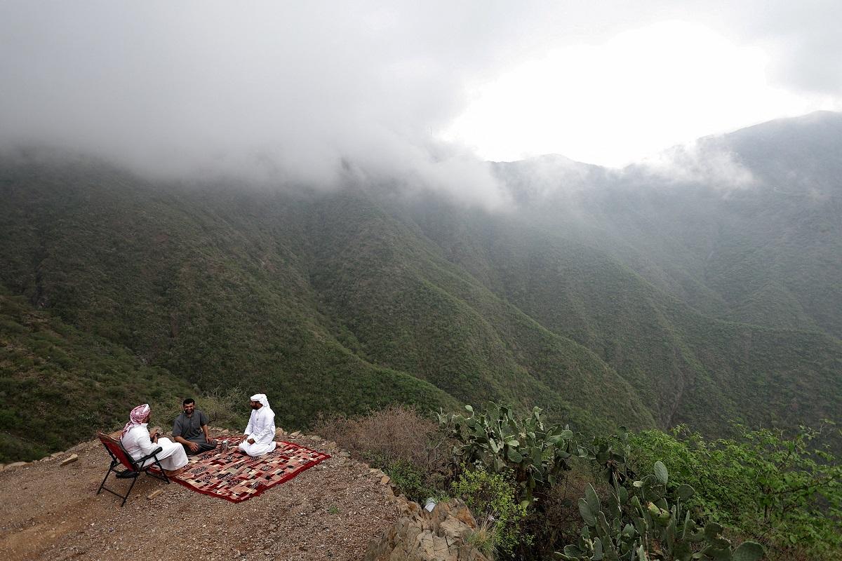 Saudi men have afternoon tea in the mountains of Rijal Almaa | Photos ...