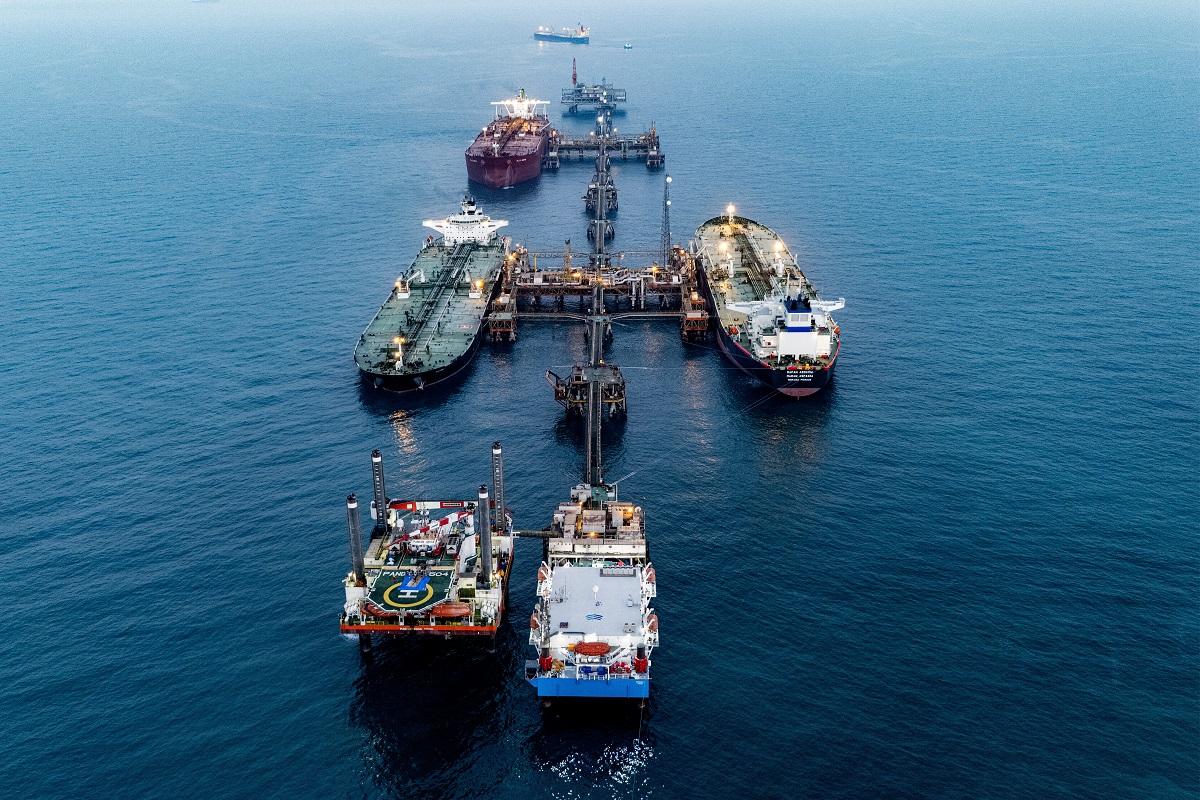Oil tankers fill up in the Persian Gulf | Photos | GMA News Online