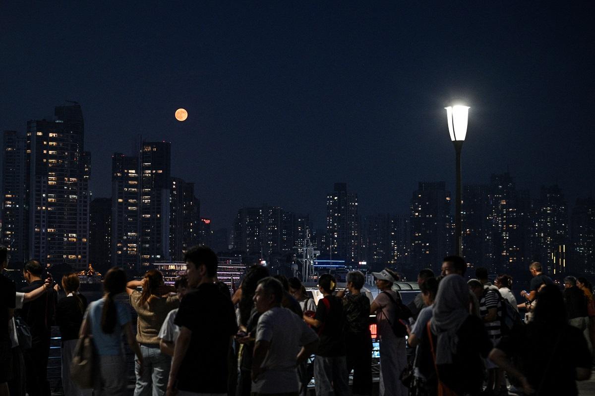 Blood Moon seen in Shanghai night sky | Photos | GMA News Online