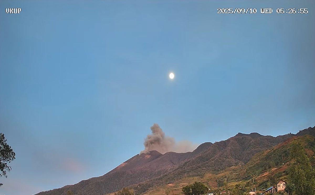 WATCH: Kanlaon Volcano emits ash; Alert Level 2 remains | GMA News Online