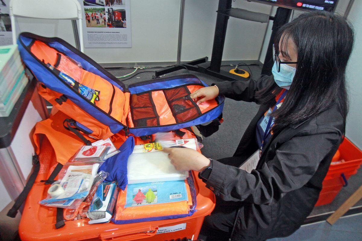 OCD shows a sample of an emergency 'go bag' | Photos | GMA News Online