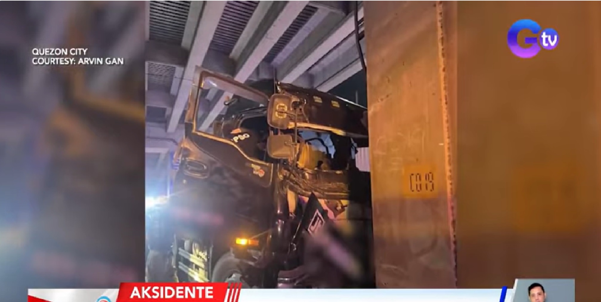 Driver na naipit ang binti sa minamanehong truck na sumalpok sa poste ...