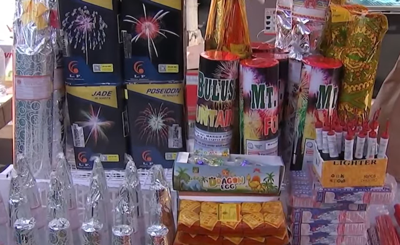 Divisoria vendors openly sell illegal firecrackers | GMA News Online