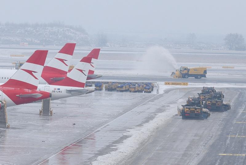 Freezing rain paralyzes transport in Central Europe | GMA News Online